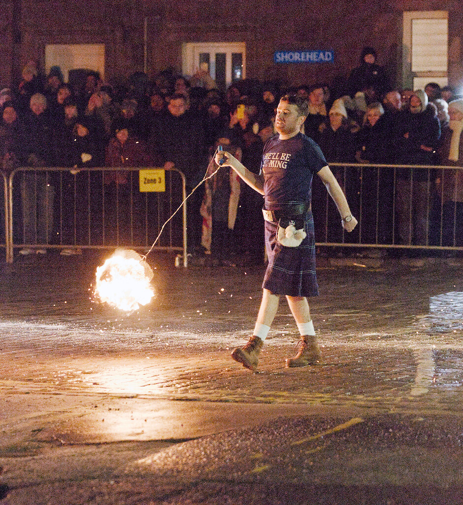 Stonehaven fireball at Hogmanay - Play Raw - discuss.pixls.us