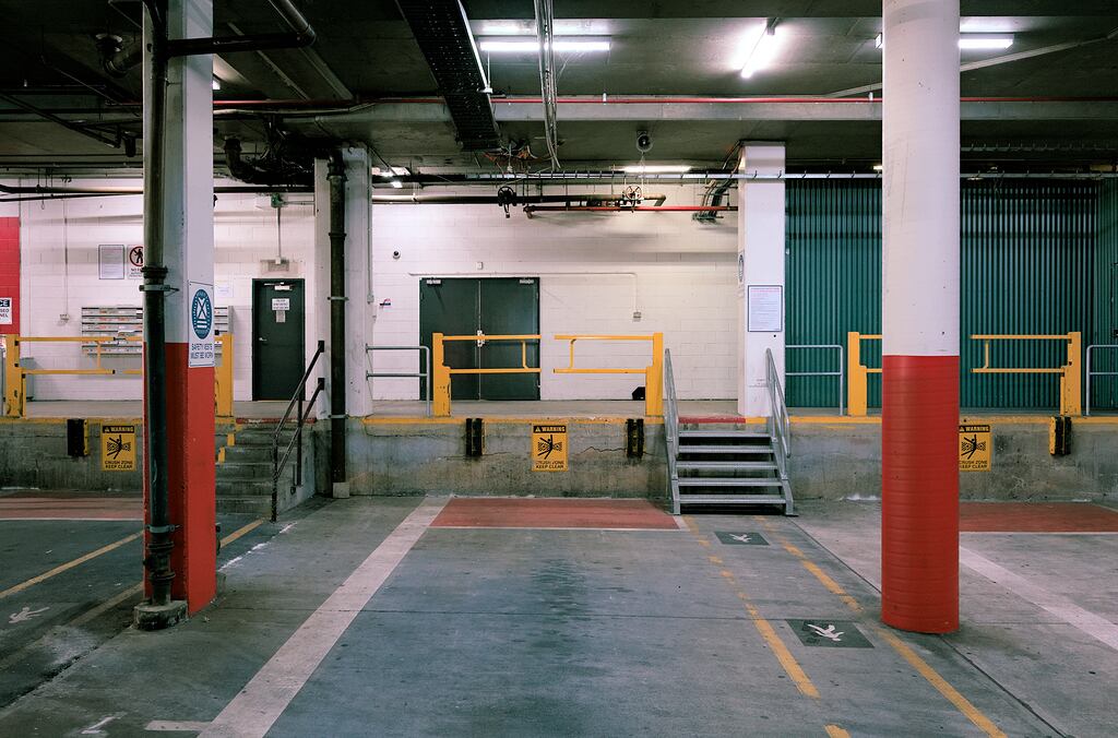 Unloading bay in underground carpark - Play Raw - discuss.pixls.us