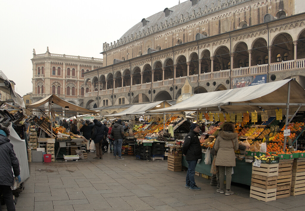 Street market (Padua, Italy, 2022) - Play Raw - discuss.pixls.us