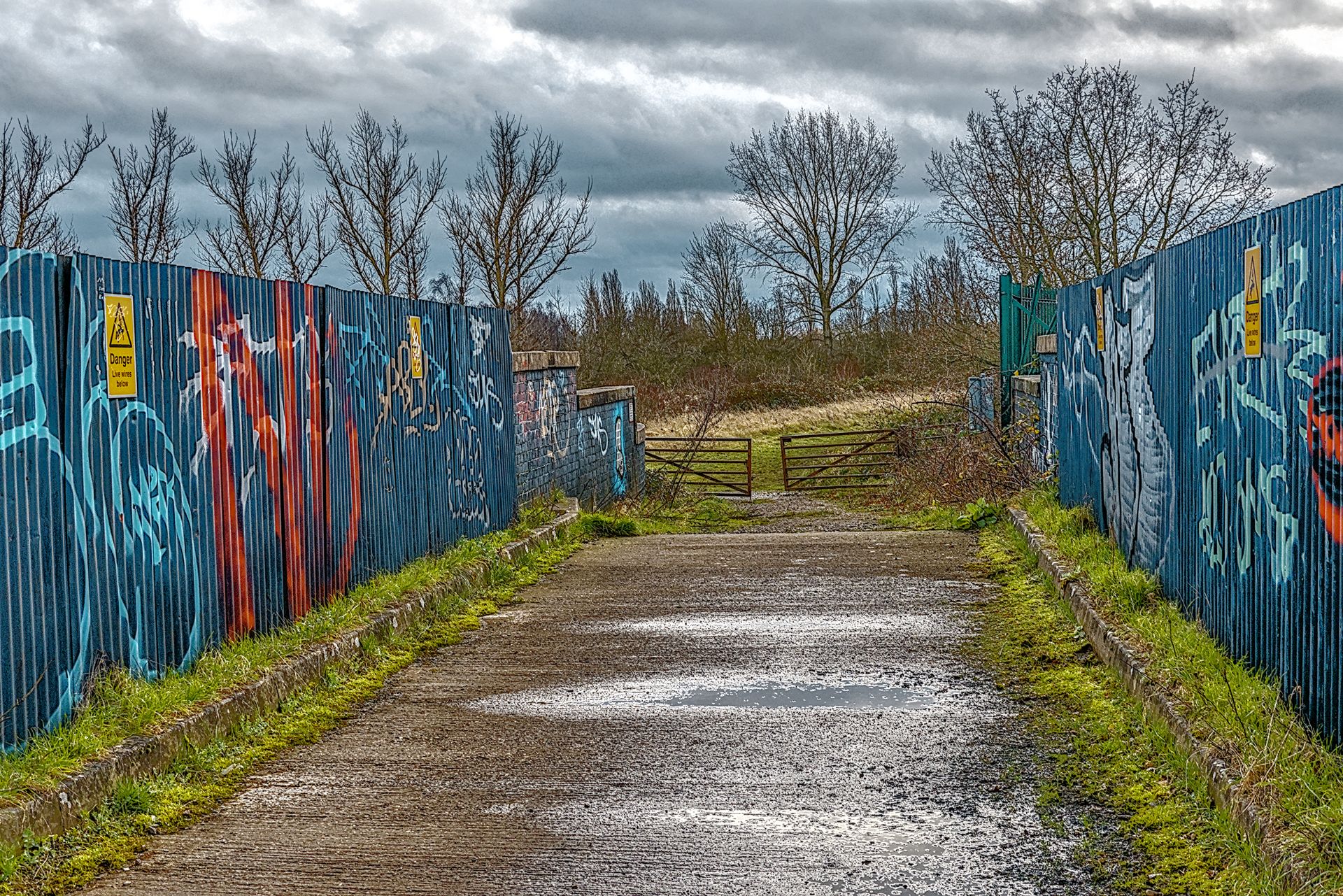 Railway bridge with graffiti - Play Raw - discuss.pixls.us